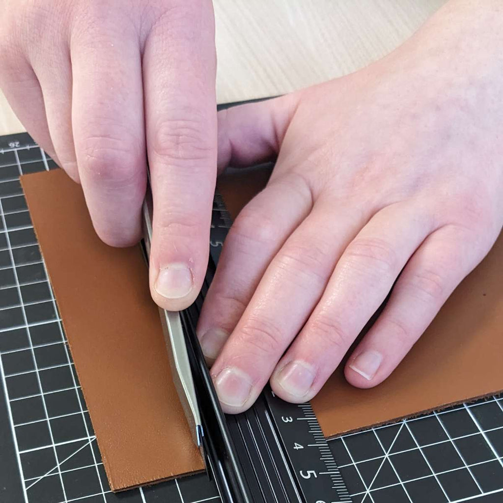 Règle de découpe avec protège doigt antidérapante | Deco Cuir